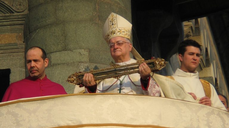 Neste dia, em 1312, ocorria a tentativa de roubo da relíquia do cinto ...